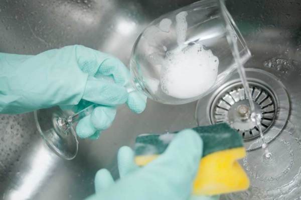 How to make cloudy glasses sparkle again | Cleanipedia UK