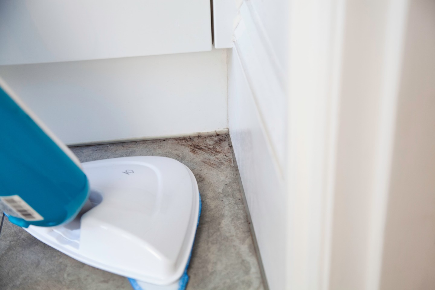 How to use a steam mop to clean the floor | Cleanipedia