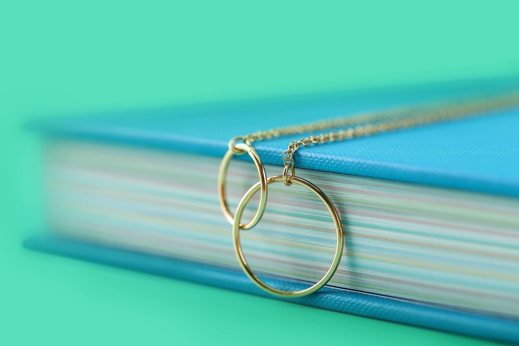 How to Clean a Necklace Chain | Cleanipedia UK