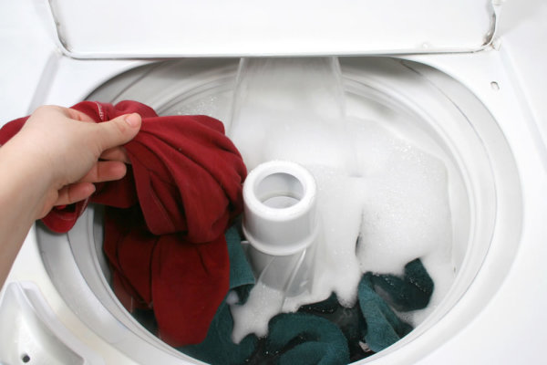How to remove color stains from clothes | Cleanipedia PH