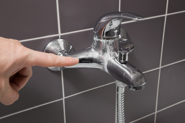 How to Remove Hard Water Stains from the Bathroom | Cleanipedia PH